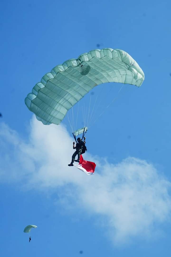 Penerjun Payung Rider 3 Kostrad Tampil Memukau, Bupati Bone: Ini Momen ...
