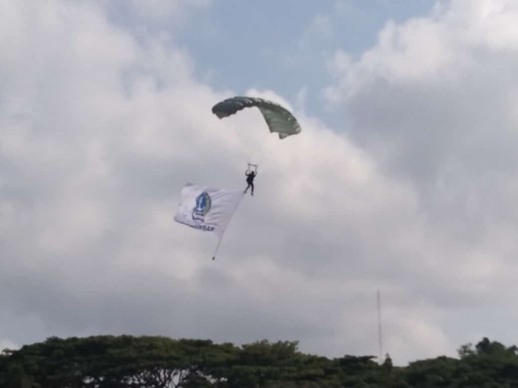 Penerjun Payung Rider 3 Kostrad Tampil Memukau, Bupati Bone: Ini Momen ...