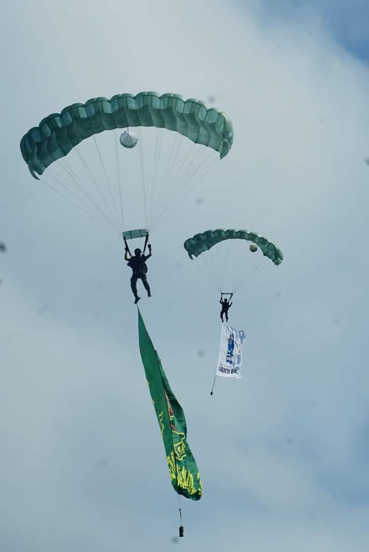 Penerjun Payung Rider 3 Kostrad Tampil Memukau, Bupati Bone: Ini Momen ...