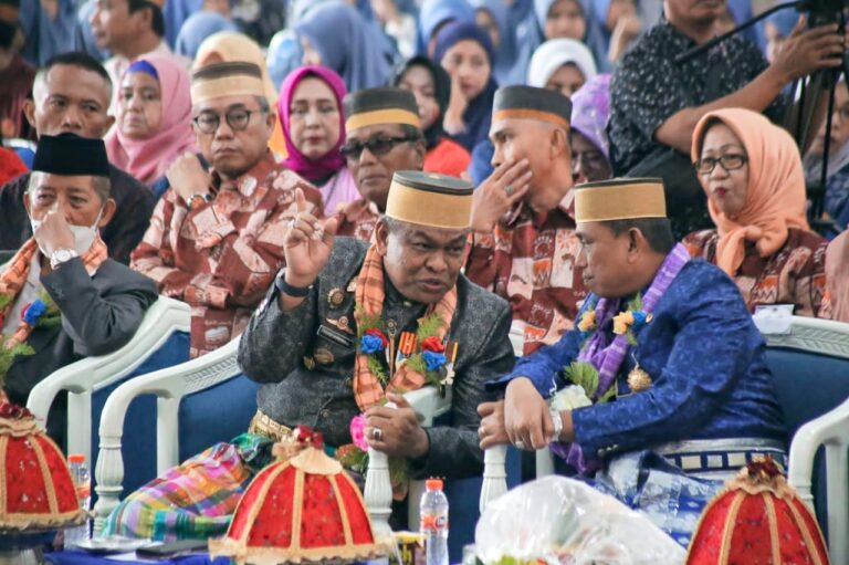 Di Pelantikan Pengurus KKMB Wajo, Amran Mahmud dan Fahsar Padjalangi ...