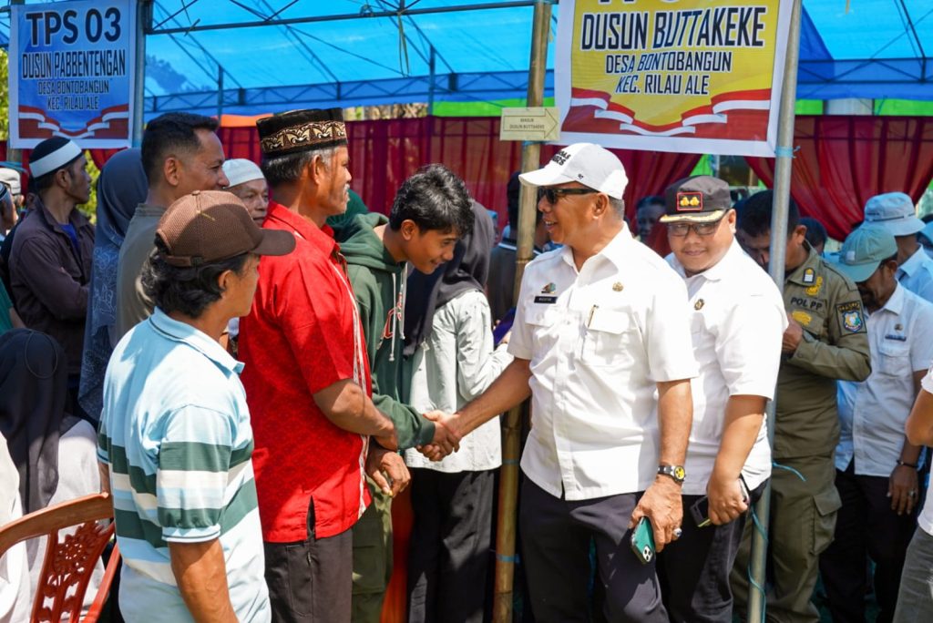 Bupati Andi Utta Pantau Pilkades Serentak