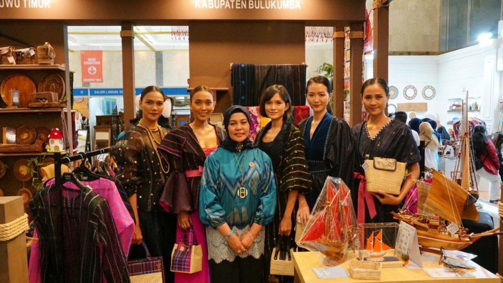 Busana Kain Kajang dan Bira Tampil di Fashion Show Inacraft 2023