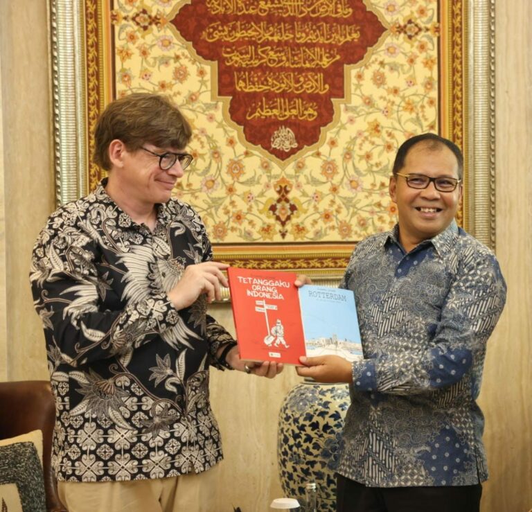 Danny Pomanto Terima Buku Emmannuel Lemaire