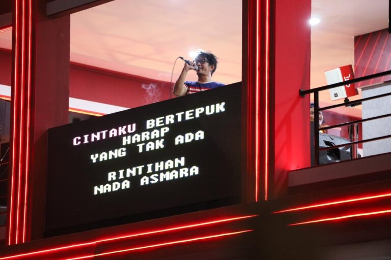 Musisi Oom Leo Karaoke Bareng Pengunjung F8 — Newsurban