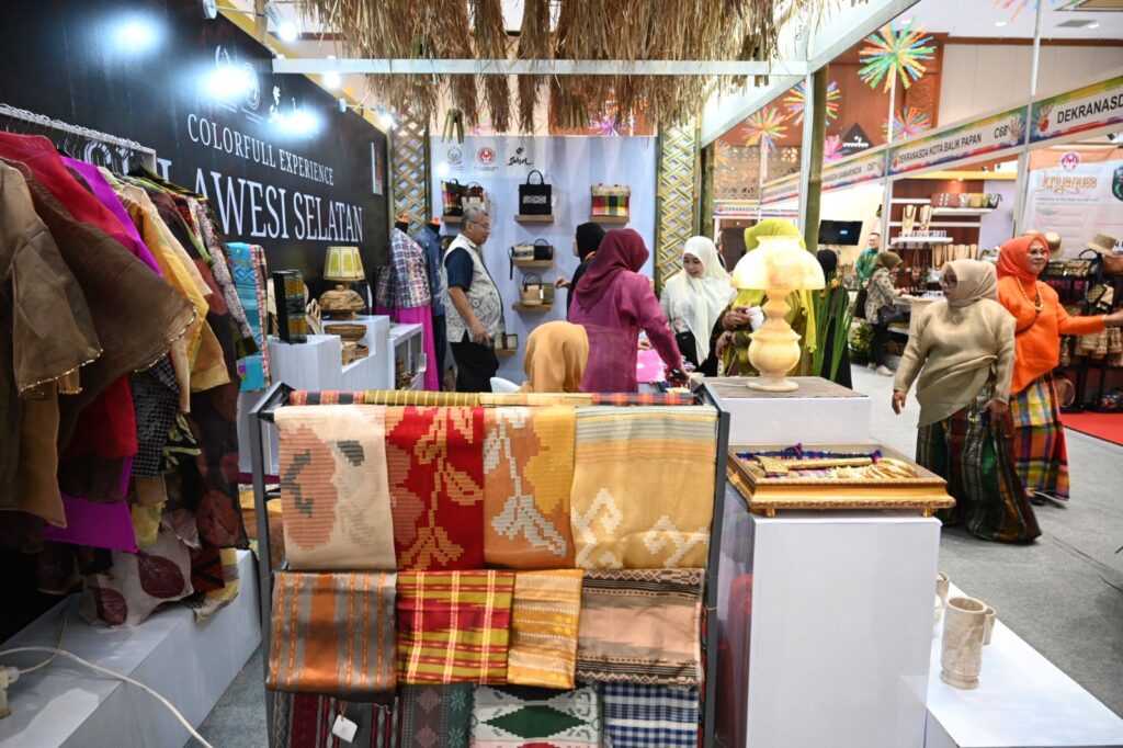 Stand Dekranasda Sulsel di Pameran Kriyanusa Ramai Pengunjung, Ada Ibu ...